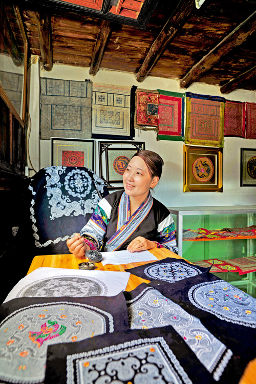 Miao Batiks A Delightful Sight All China Womens Federation