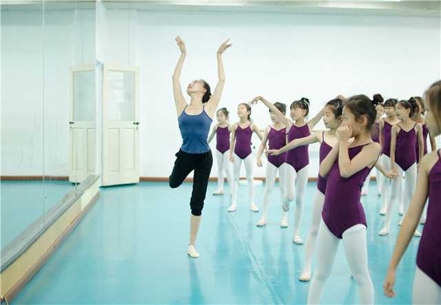 Dance Teacher Brings Chinese Culture to Prague - All China Women's ...