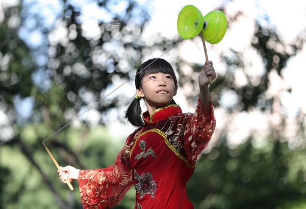 Diabolo Players in Beijing - All China Women's Federation